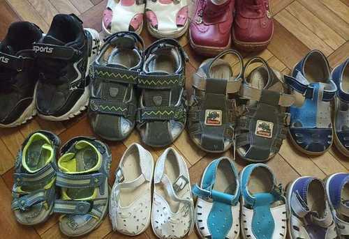 Много детской обуви