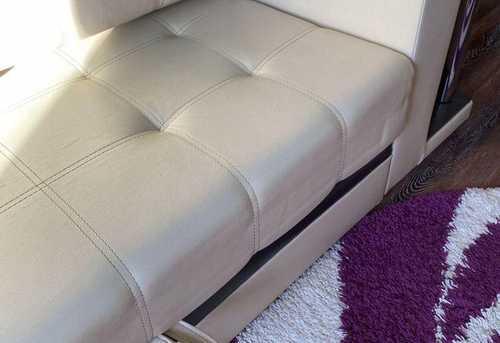 Большой угловой диван со столиком