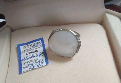 Серебряное кольцо перстеньс перламутром 18.5размер