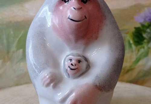 Фарфоровая статуэтка обезьяна с детёнышем