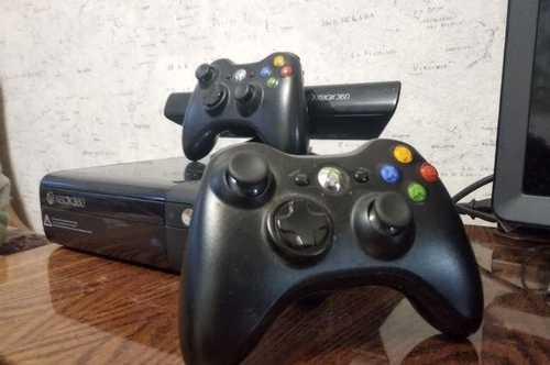 Xbox 360е, в комплекте 2 геймпада