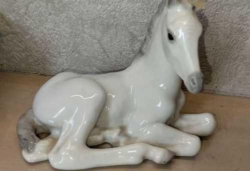 Фарфоровая статуэтка Лошадь белая