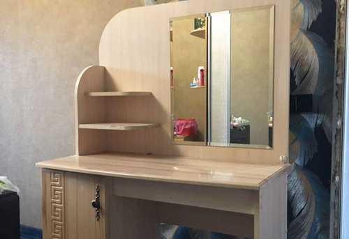 Туалетный столик с зеркалом бежевый