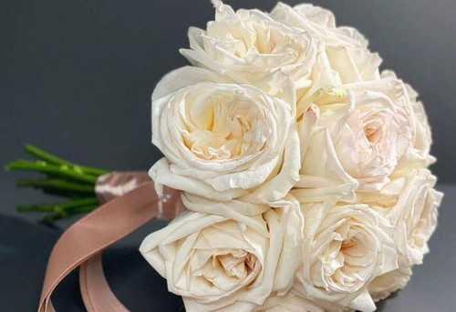 Свабедный букет из белых ароматных роз