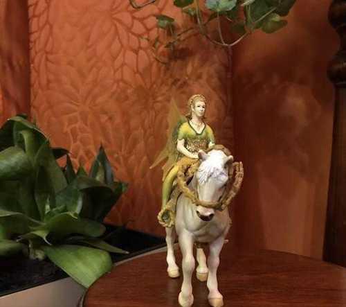 Коллекционные игрушки и фигурки Эльф на лошади