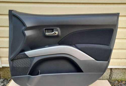 Обшивка двери передняя правая Mitsubishi Outlander