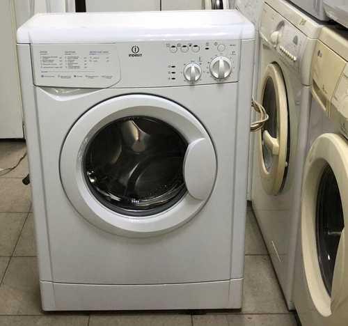 Узкая стиральная машина Indesit. 3,5 кг. 33 см