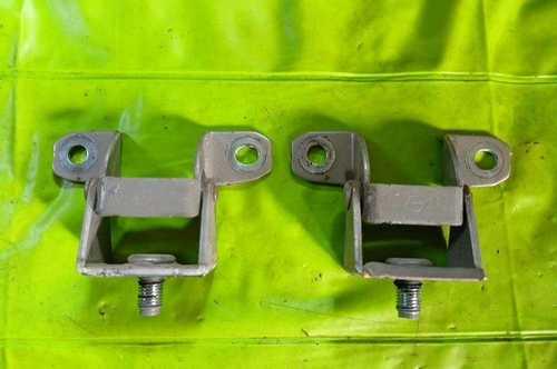 Петли двери багажника на Nissan Tiida C11 2004-201
