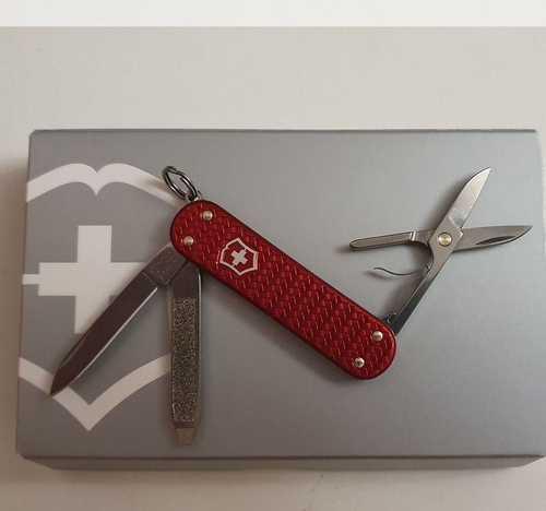 Victorinox Classic SD Precious Alox "Iconic Red"