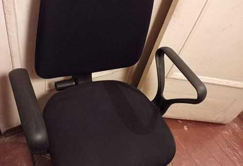Офисное кресло черное, тканевое