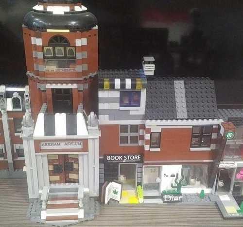 Lego MOC, квартал города с клиникой аркхем и кафе