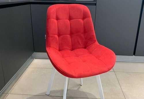 Красный стул с прямоугольными ножками
