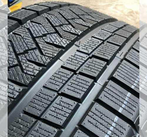 Triangle Snowlink TWT02 255/35 R19