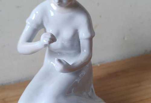 Фарфоровая статуэтка Девушка с цветком лфз