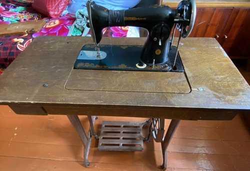 Старинная ножная швейная машинка