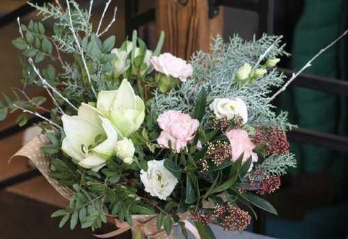 Букет цветов с белым амарилисом