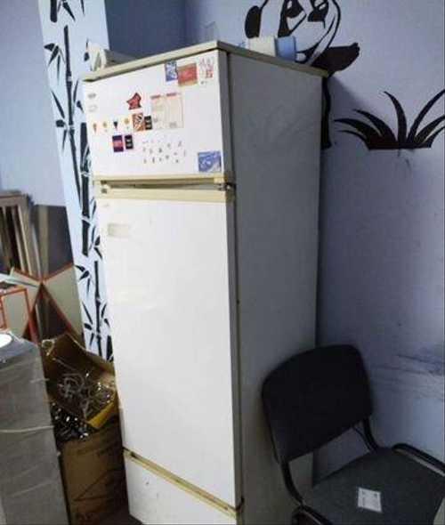 Рабочий Холодильник Ariston