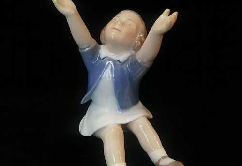 Статуэтка "Девочка с поднятыми руками" Дания
