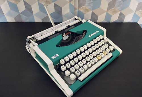 Печатная (пишущая) машинка "Unis DE Luxe"
