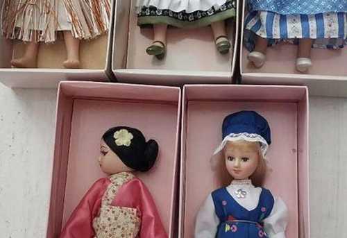 Куклы фарфоровые, в разных национальных костюмах