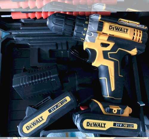 Шуруповерт с битами 21V Dewalt