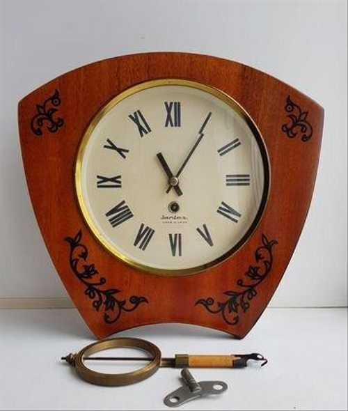 Настенные часы янтарь Форма Комсомольский значок