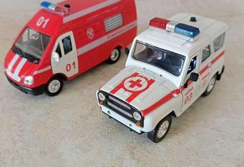 Две модельки скорой помощи и пожарной машины