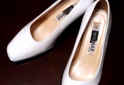 Белые лакированные туфли для девочки