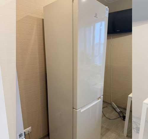 Холодильник Indesit Ds 4200 w бу