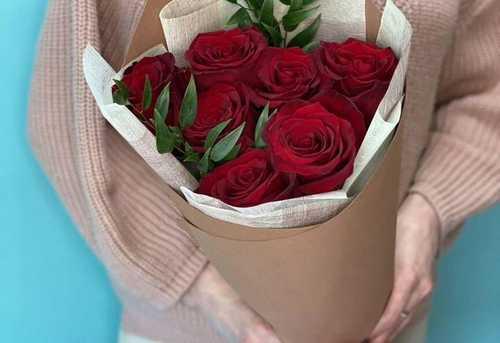 Букет 7 красных роз розы в крафтовой бумаге