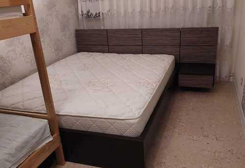 Двуспальная кровать с матрасом, тумбочкой и шкафом