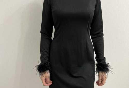 Платье черное с перьями