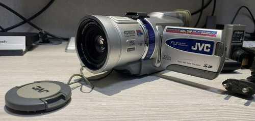 Видеокамера JVC GR-DV700e