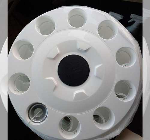 Продам колпаки ступичные белые. R-22.5