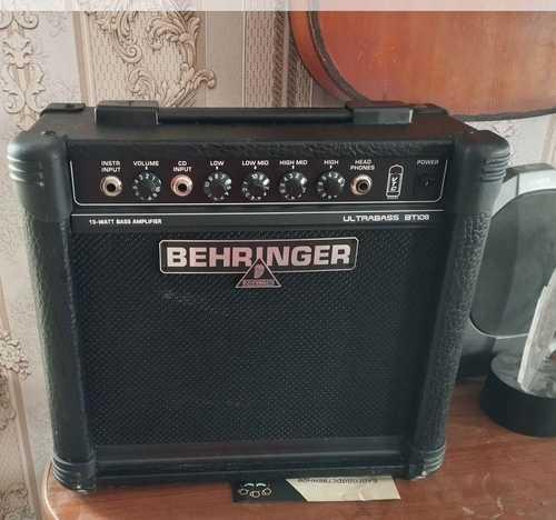 Басовый комбоусилитель behringer