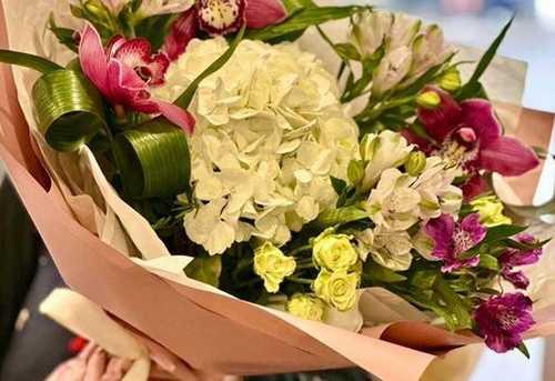 Сборный букет из гортензии, орхидеи и роз