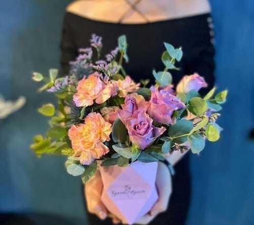 Красивая коробка цветов «Любовь» розы гвоздики