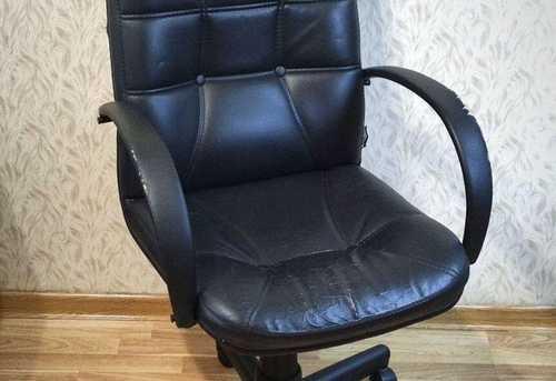Офисное компьютерное кресло руководителя