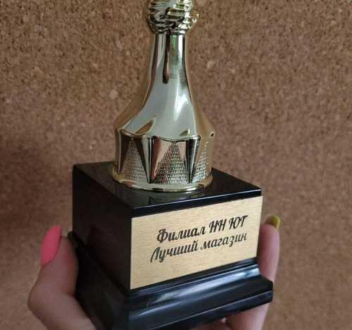 Лазерная гравировка на кубке, на шильдике