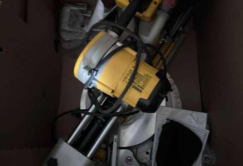 Торцовочная пила DeWalt DWS780