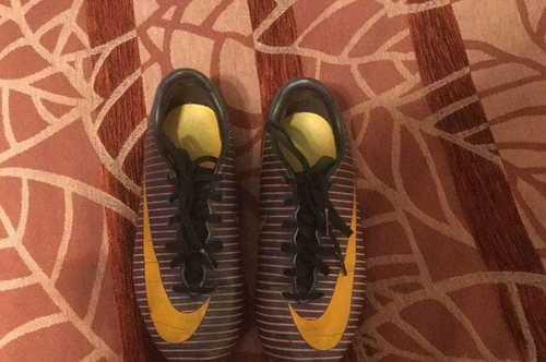 Бутсы футбольные с шипами Nike р.35,5 (22,5 см)