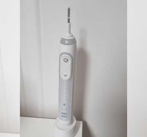 Электрическая зубная щетка Oral-B Genius