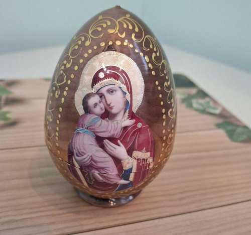 Яйцо деревянное с изображением божьей матери