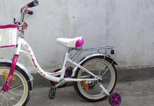 Детский велосипед с опорнымими колесами