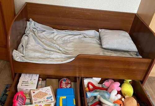 Детская кроватка с ящиками и матрасом