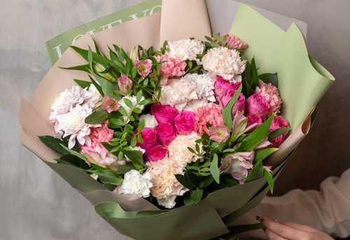 Нежный букет цветов с кустовой розой