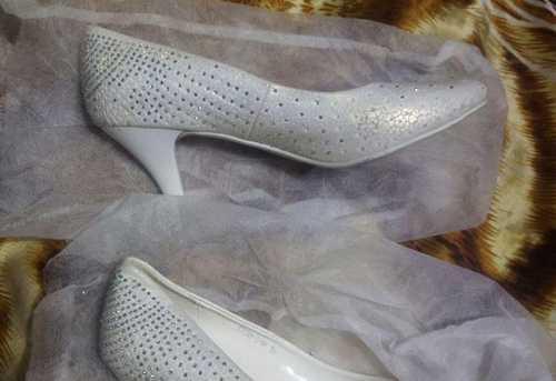 Туфли женские 37 размер белые