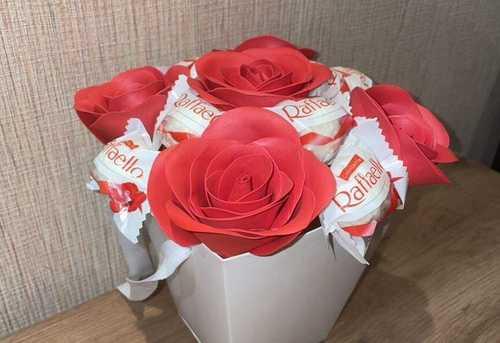 Букет цветов в корзине с конфетами рафаэлло
