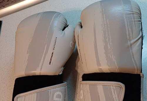 Боксёрские перчатки и шлем