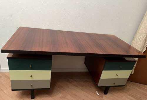 Винтажный стол реставрироввнный, без царапин